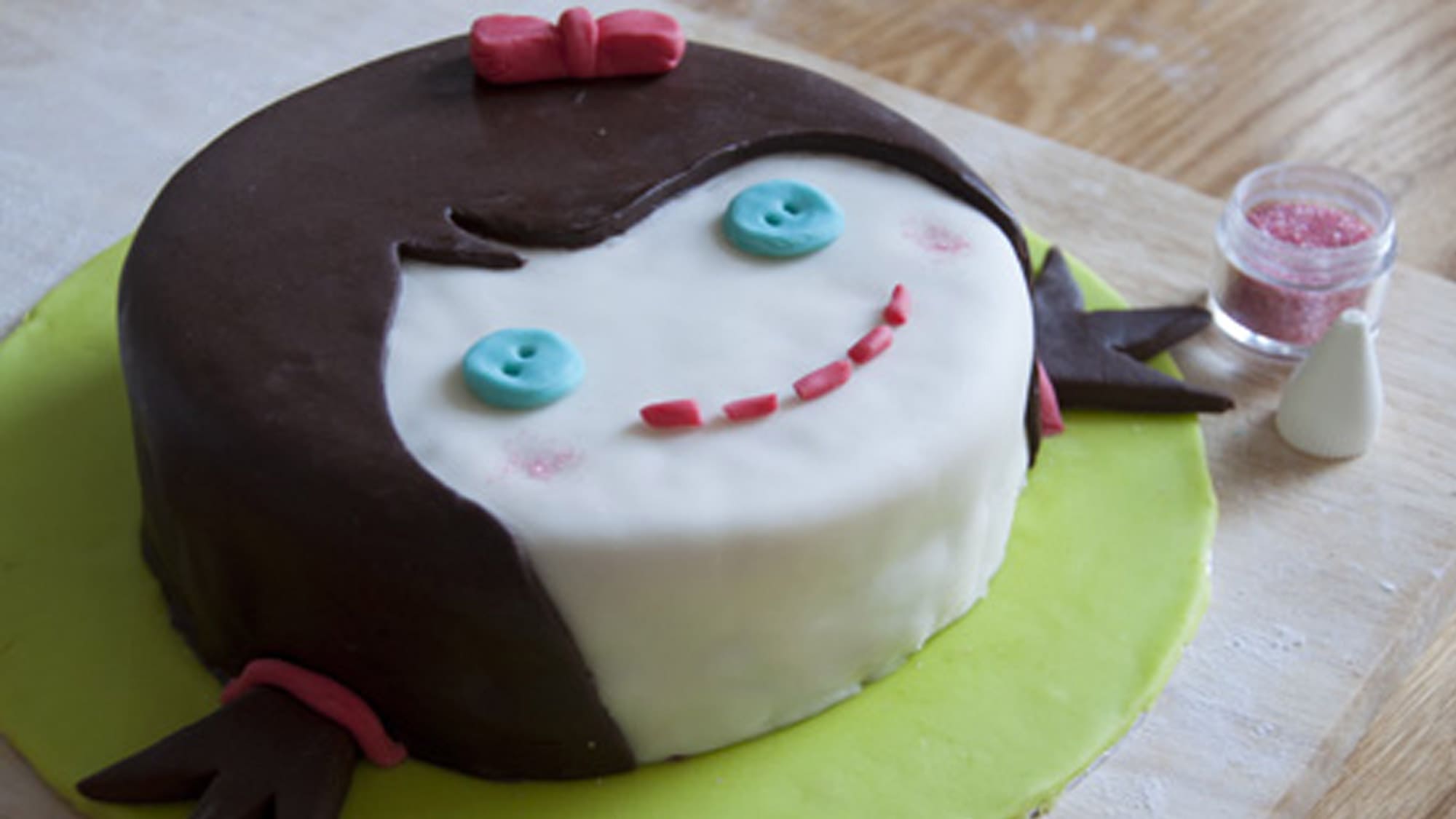 How to Make a Face Cake | Dessert Recipes | ao.com