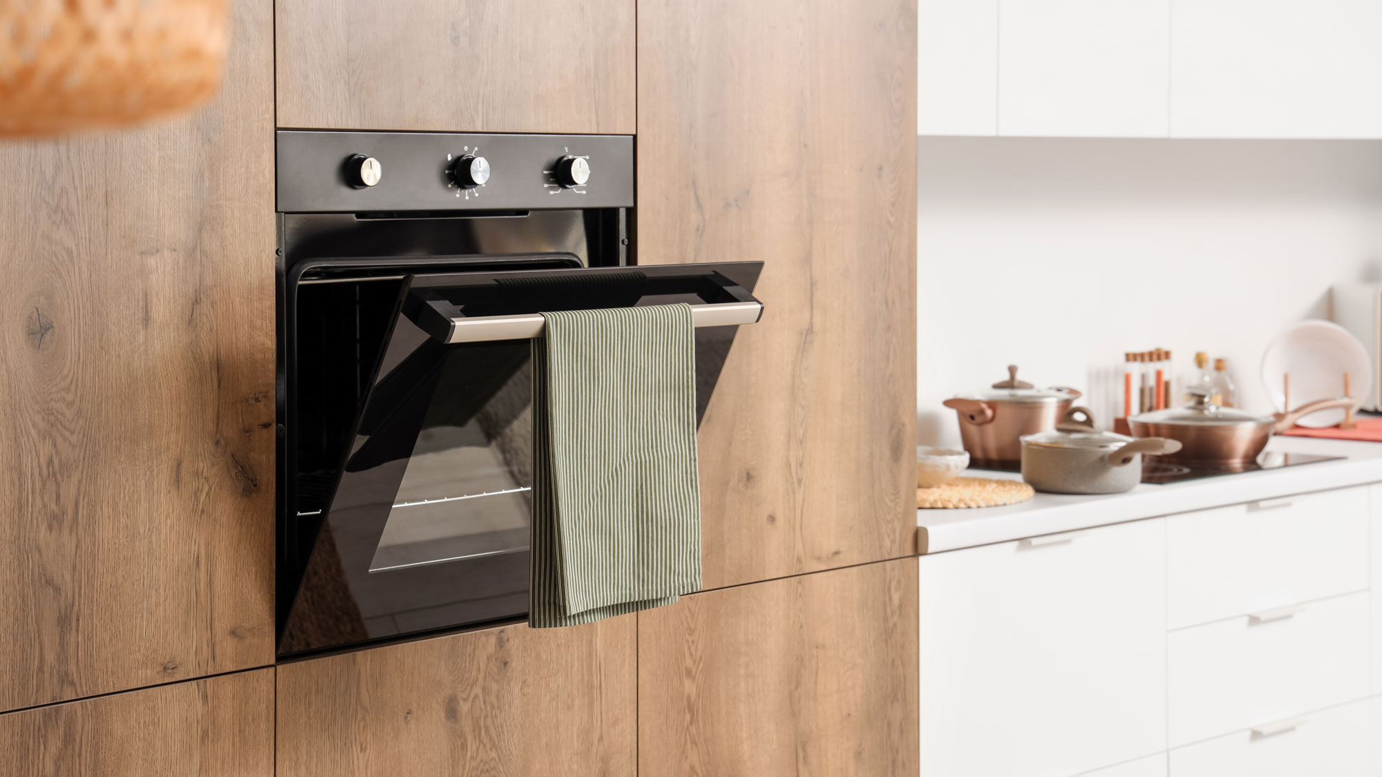 How to Clean Your Oven & Oven Racks | Cleaning Tips | ao.com