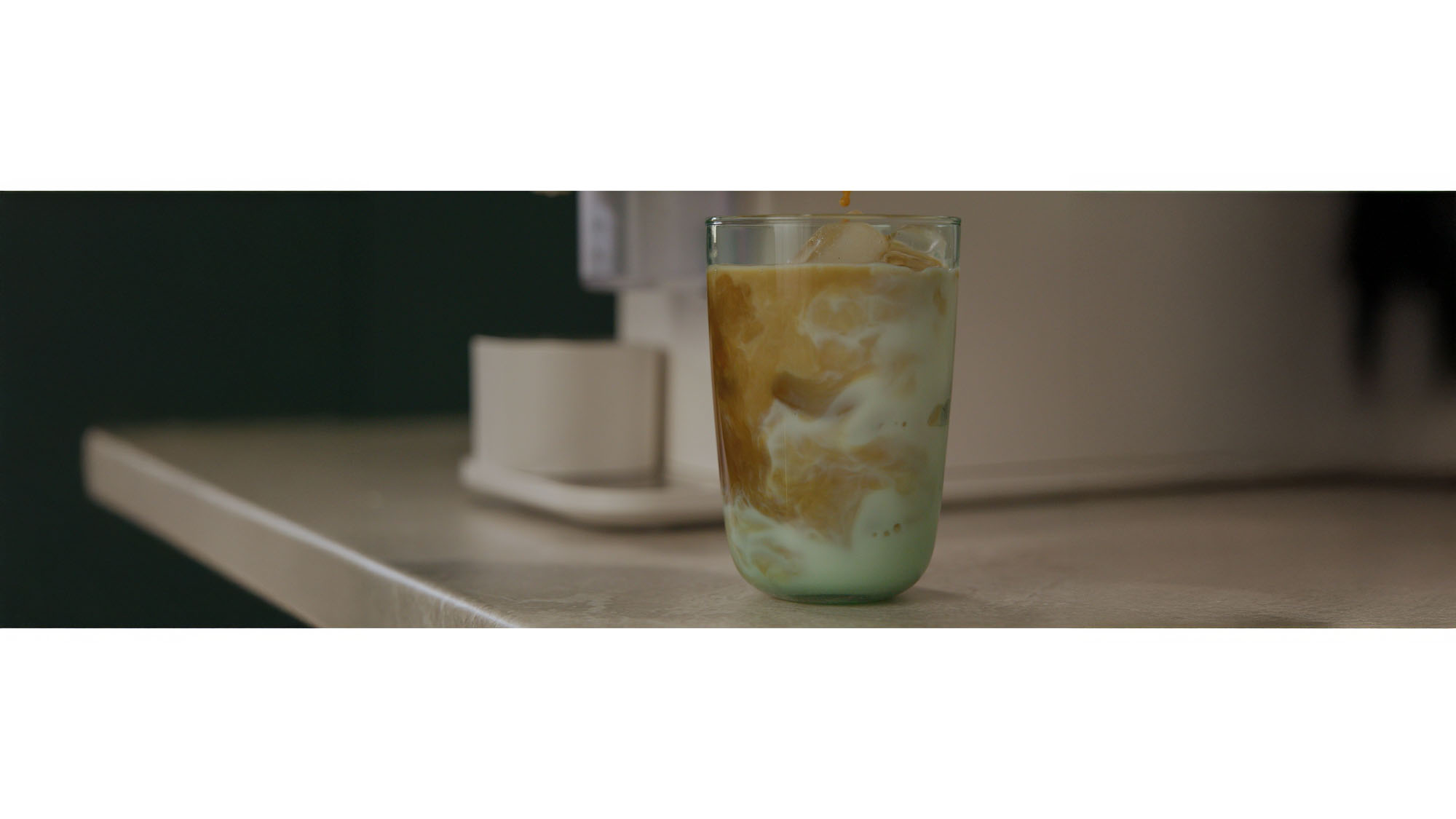 Make an iced coffee with a coffee machine | ao.com