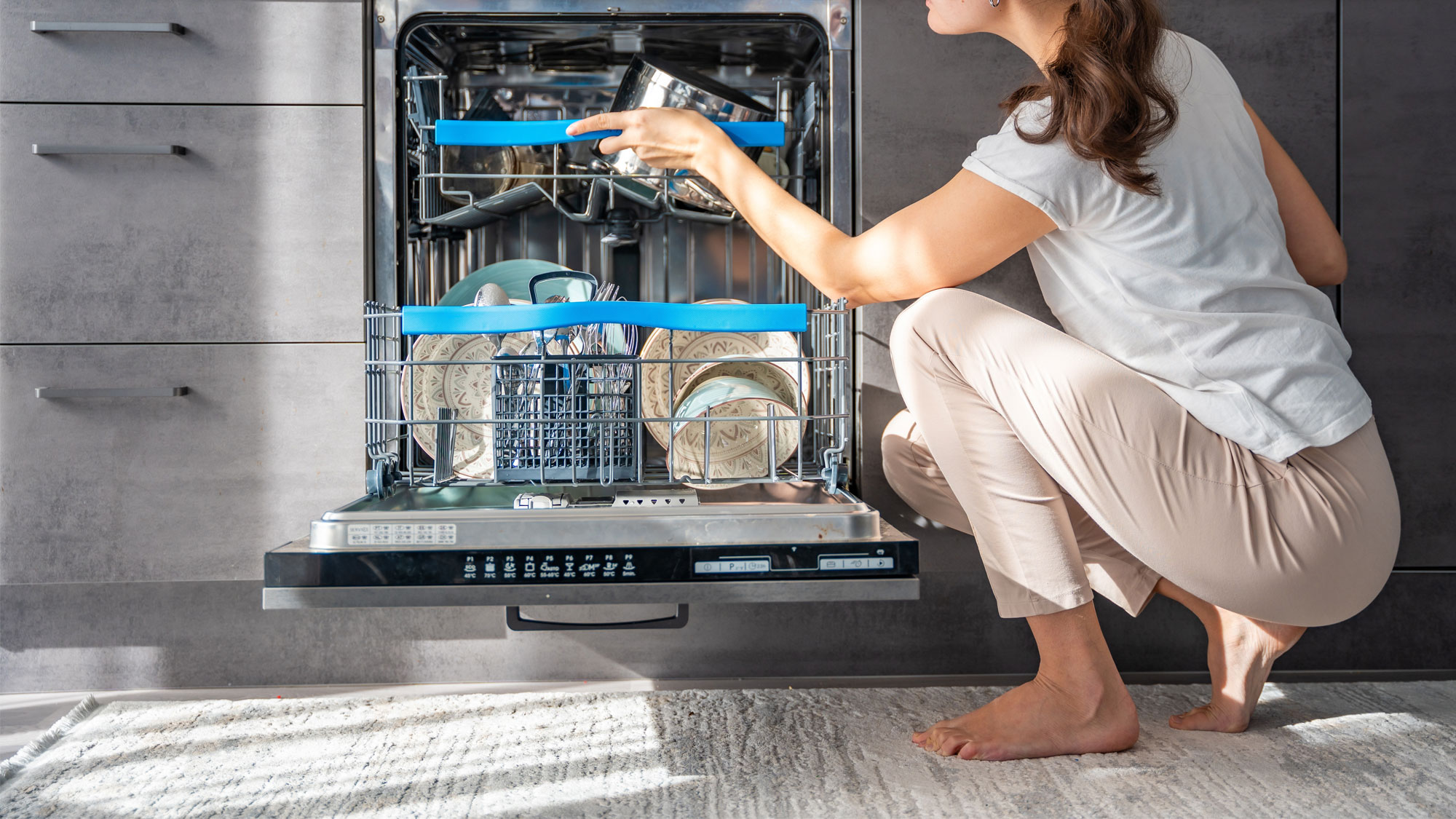 Dishwasher vs Hand-Washing | Energy Efficiency | ao.com
